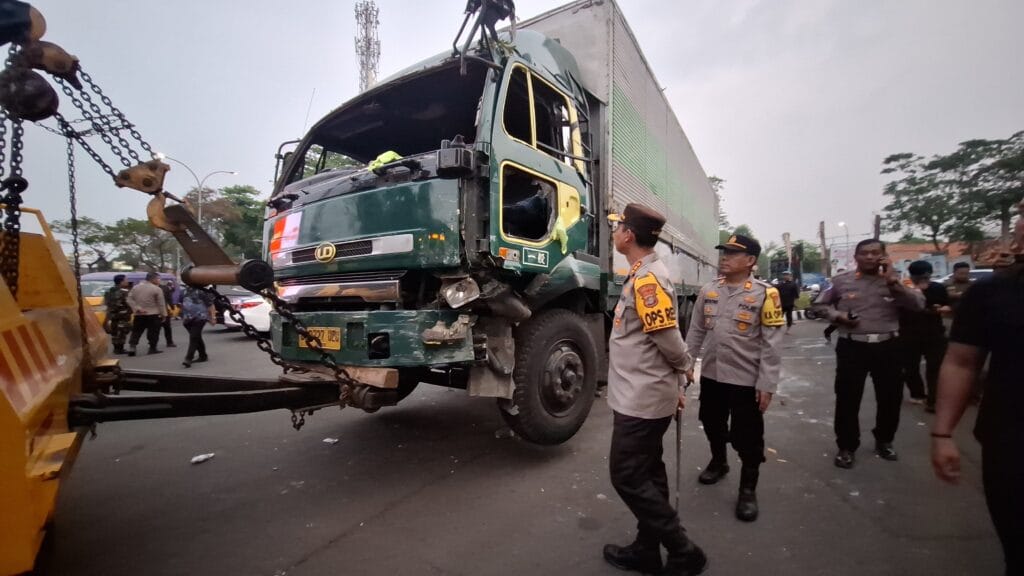 Tak Ada Korban Meninggal, Ini Data Sementara Korban Truk Kontainer Ugal-Ugalan di Tangerang ...