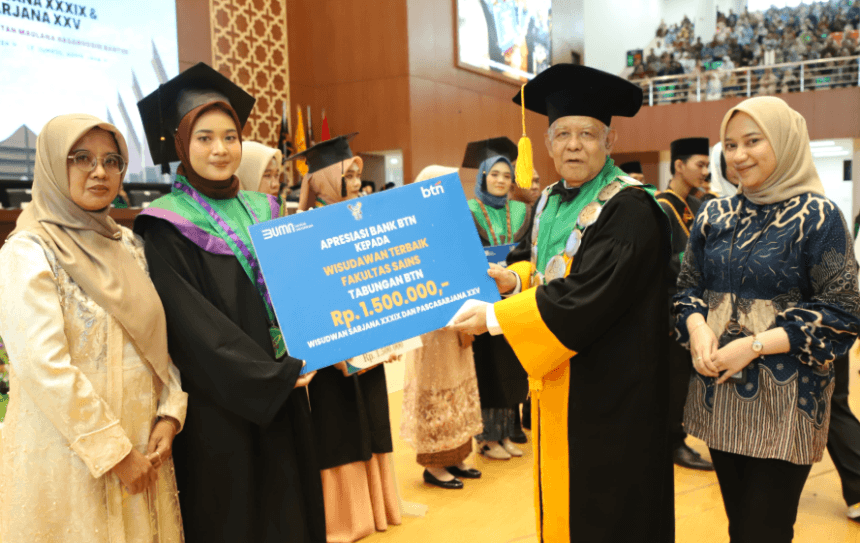 Wisudawan Terbaik UIN Banten Tahun 2024 Angger Arfi Riskiana, Peraih Anugerah Maulana Hasanuddin ...