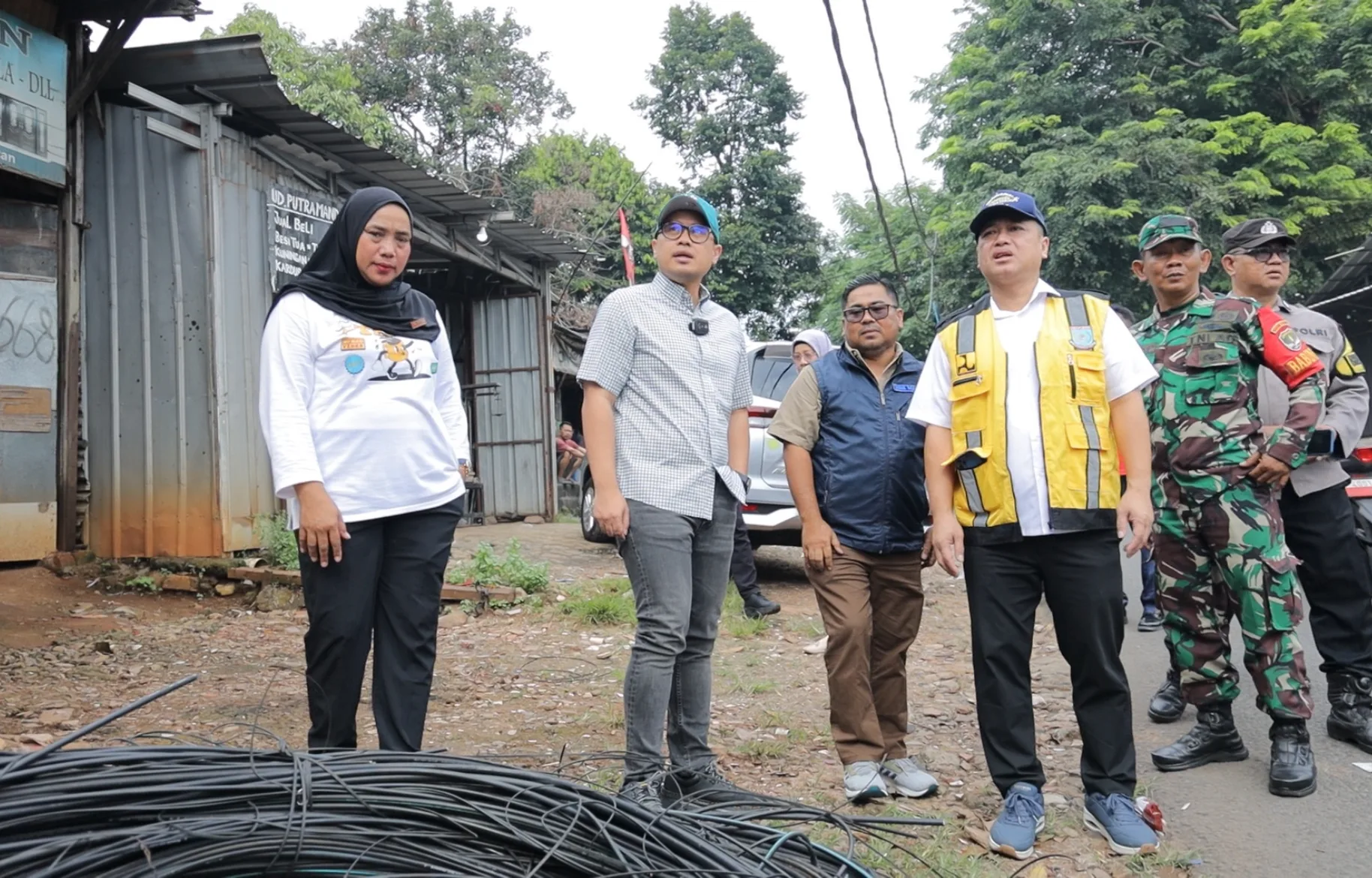 Hari Pertama Kerja, Wakil Wali Kota Tangsel Langsung 'Babat' 4 Titik Kabel FO di Ciputat ...